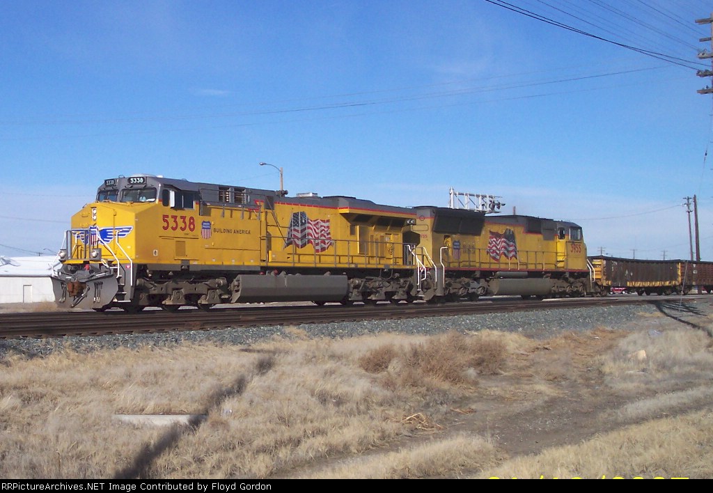UP 5338, UP 3955 power gondola train